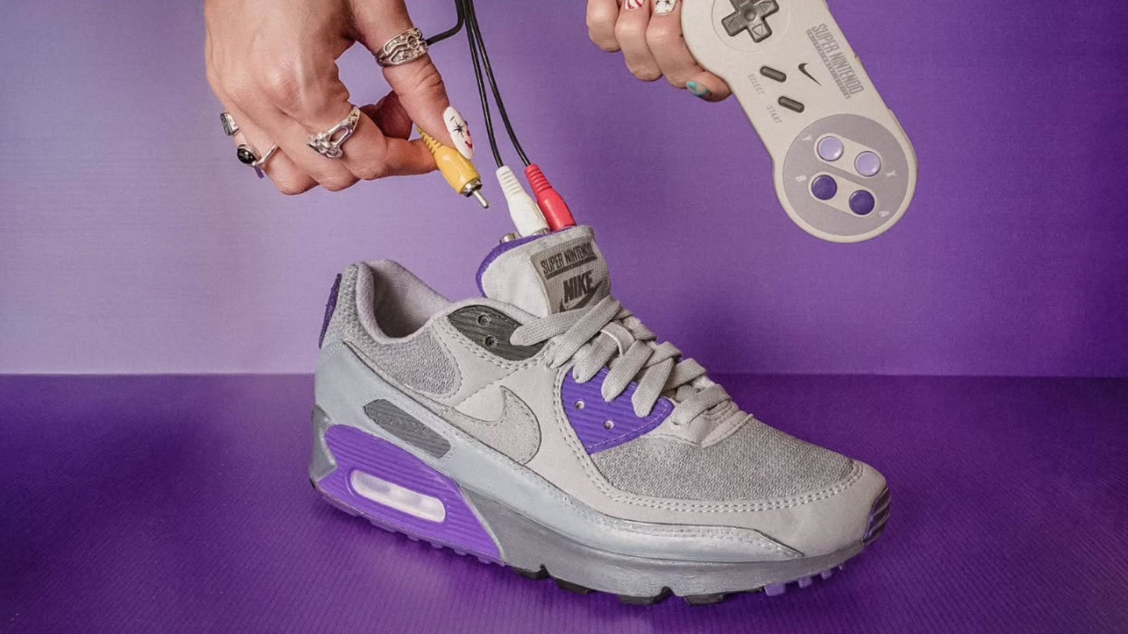 A pair Nike Air Max 90 has been transformed into a SNES console ...