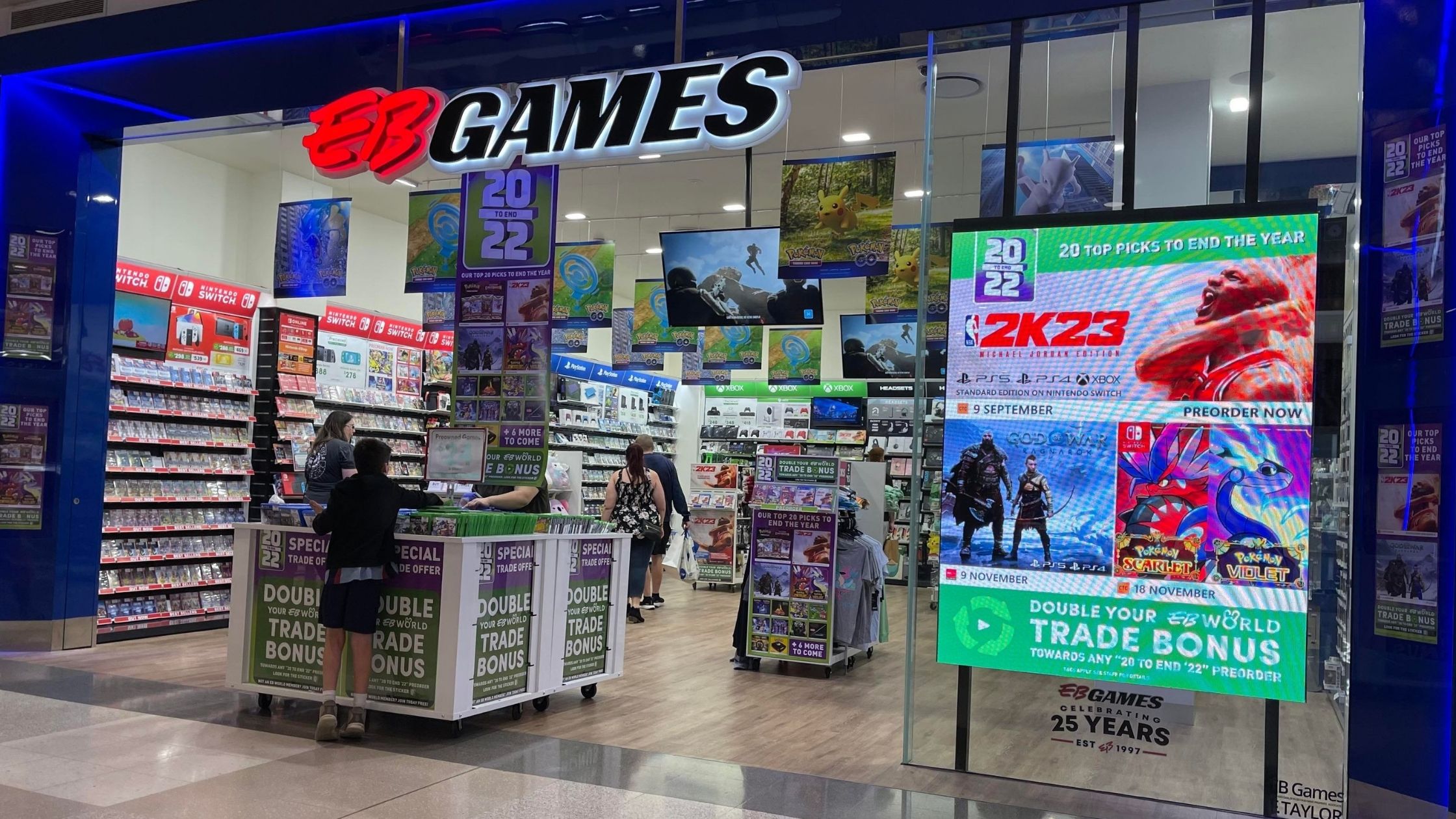 Gamers form large queues as EB Games closes down stores in New Zealand ...
